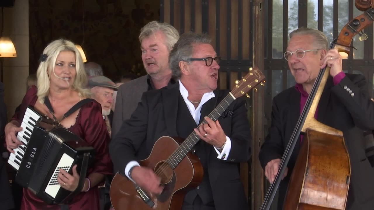 I dag fredag den 13:e begravs filmskaparen, komikern och författaren ...