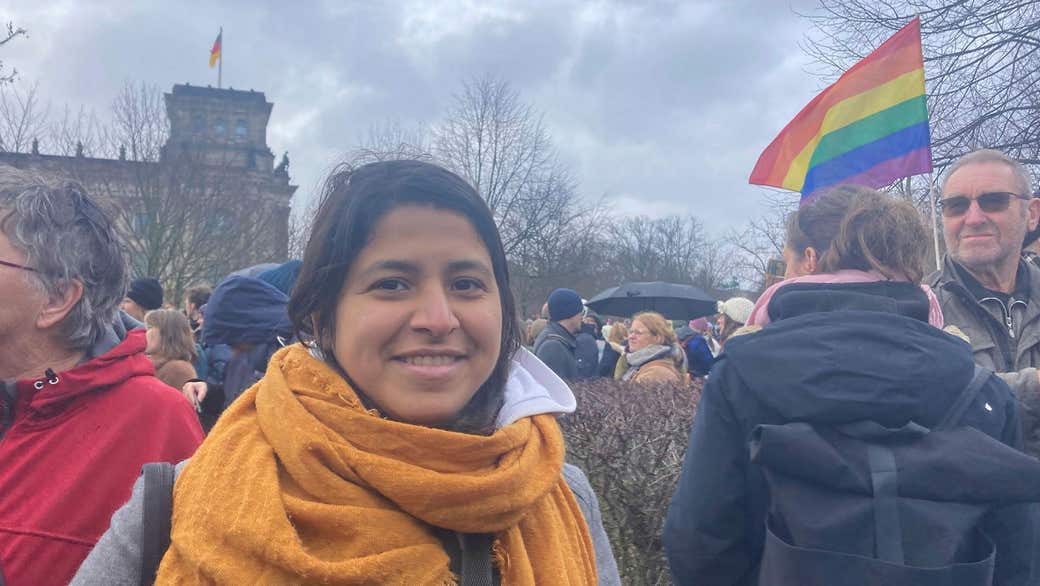 Demonstranter omringar riksdagen i Berlin - DN.se