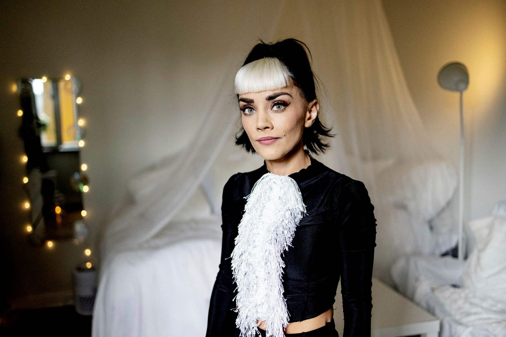 Artisten Jasmine Kara levde dubbelliv som strippdansös - DN.se