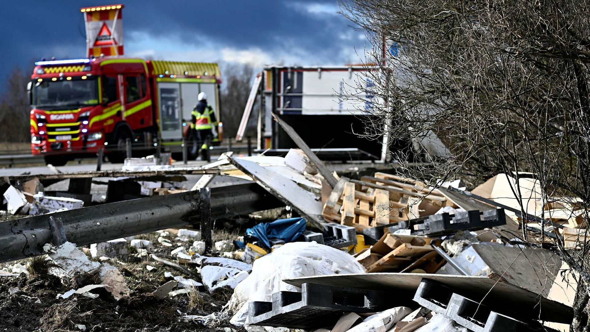 Halvt ton majonnäs och matolja på vägen efter lastbilsolycka - DN.se