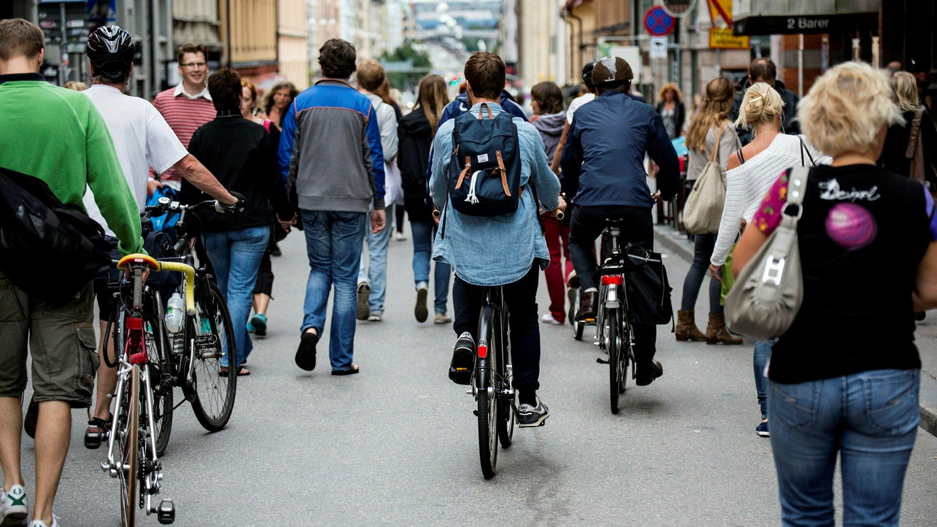 Helldén vill få bort cyklister från Götgatan i Stockholm - DN.se