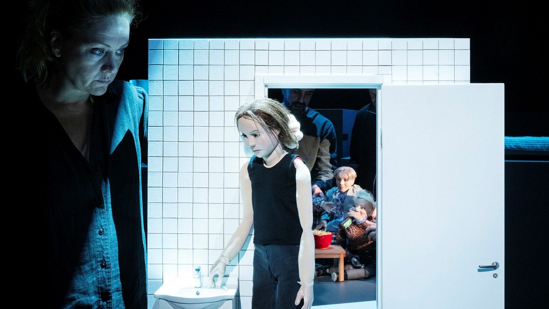 Recension: ”Oxytocin” på Backa teater är omistlig dockteater - DN.se