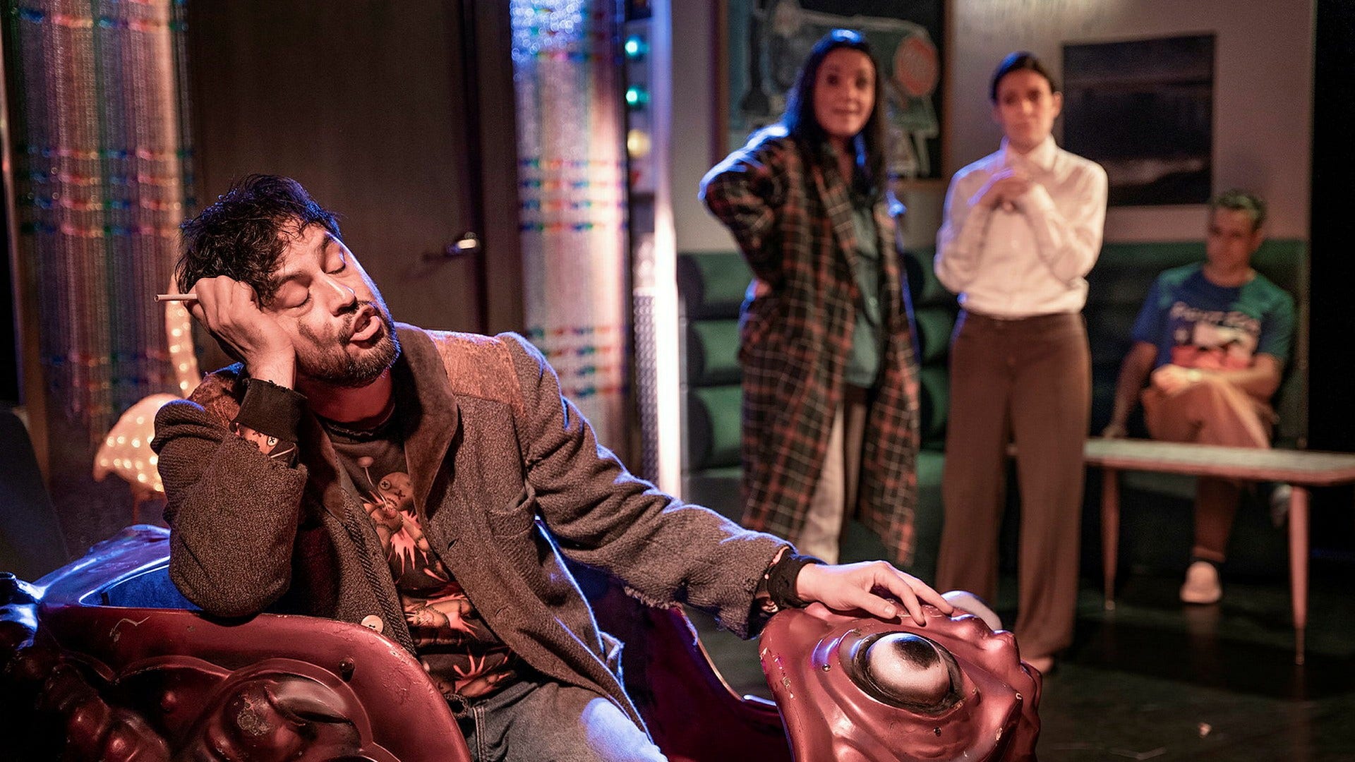 Drömmen om ett annat Sverige i absurda komedin ”Stortorget” - DN.se