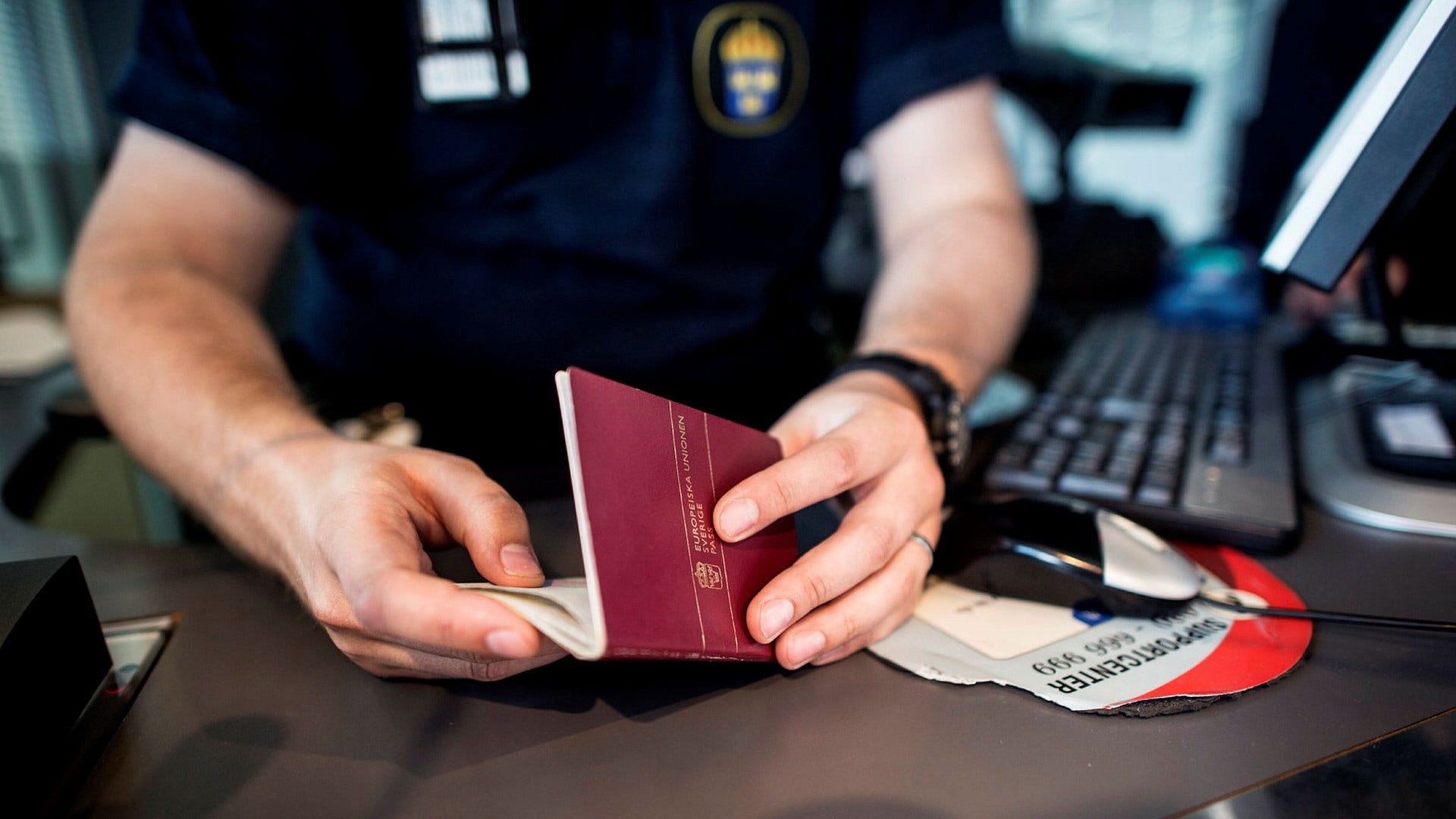 Polisen: 50 000 pass väntar på sina ägare i Stockholm - DN.se