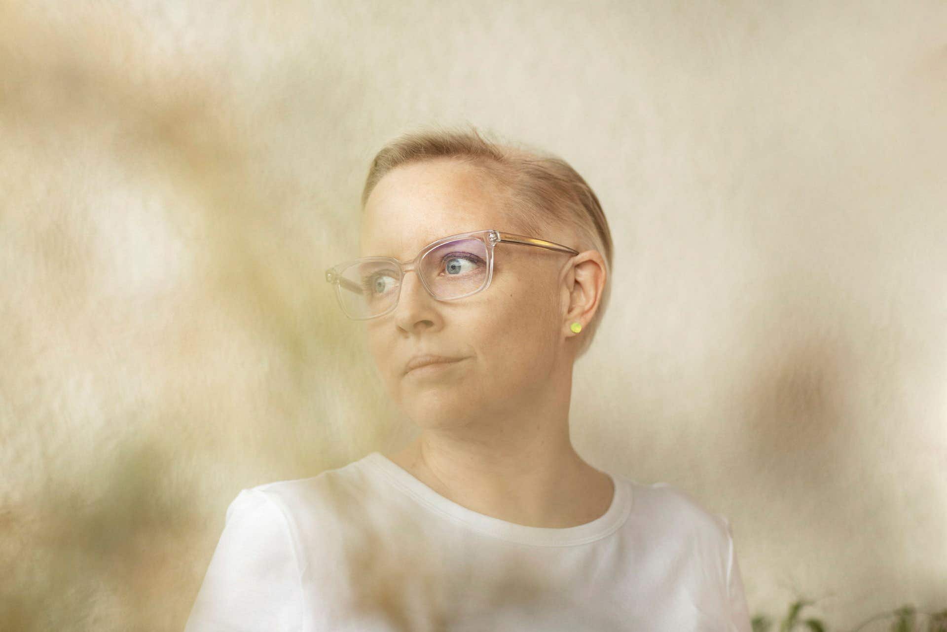 Recension: Anna Hallberg blir solgul i ”Yra, vakna!” - DN.se