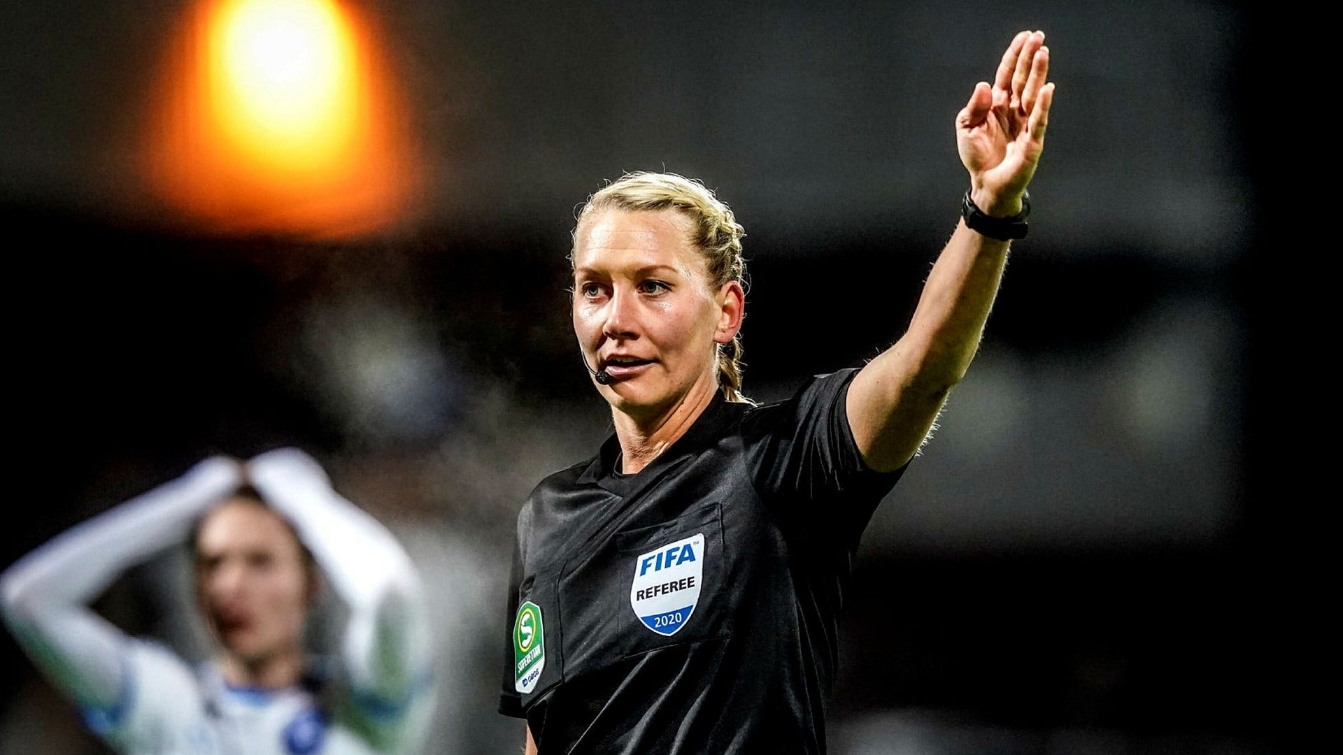 Svenske domaren Tess Olofsson klar för fotbolls-EM 2022 - DN.se