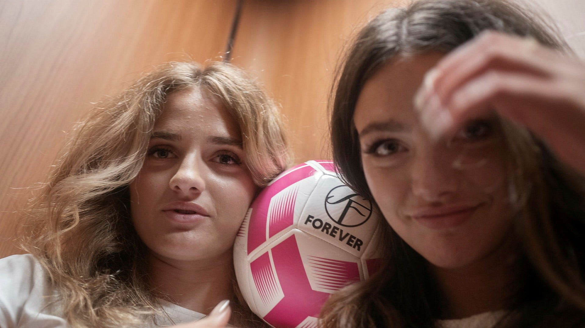 Judith Sigfridsson och Flutra Cela i nya filmen ”Forever” - DN.se