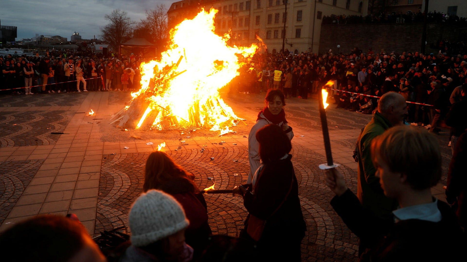 Efterlängtat valborgsfirande tillbaka på Riddarholmen - DN.se