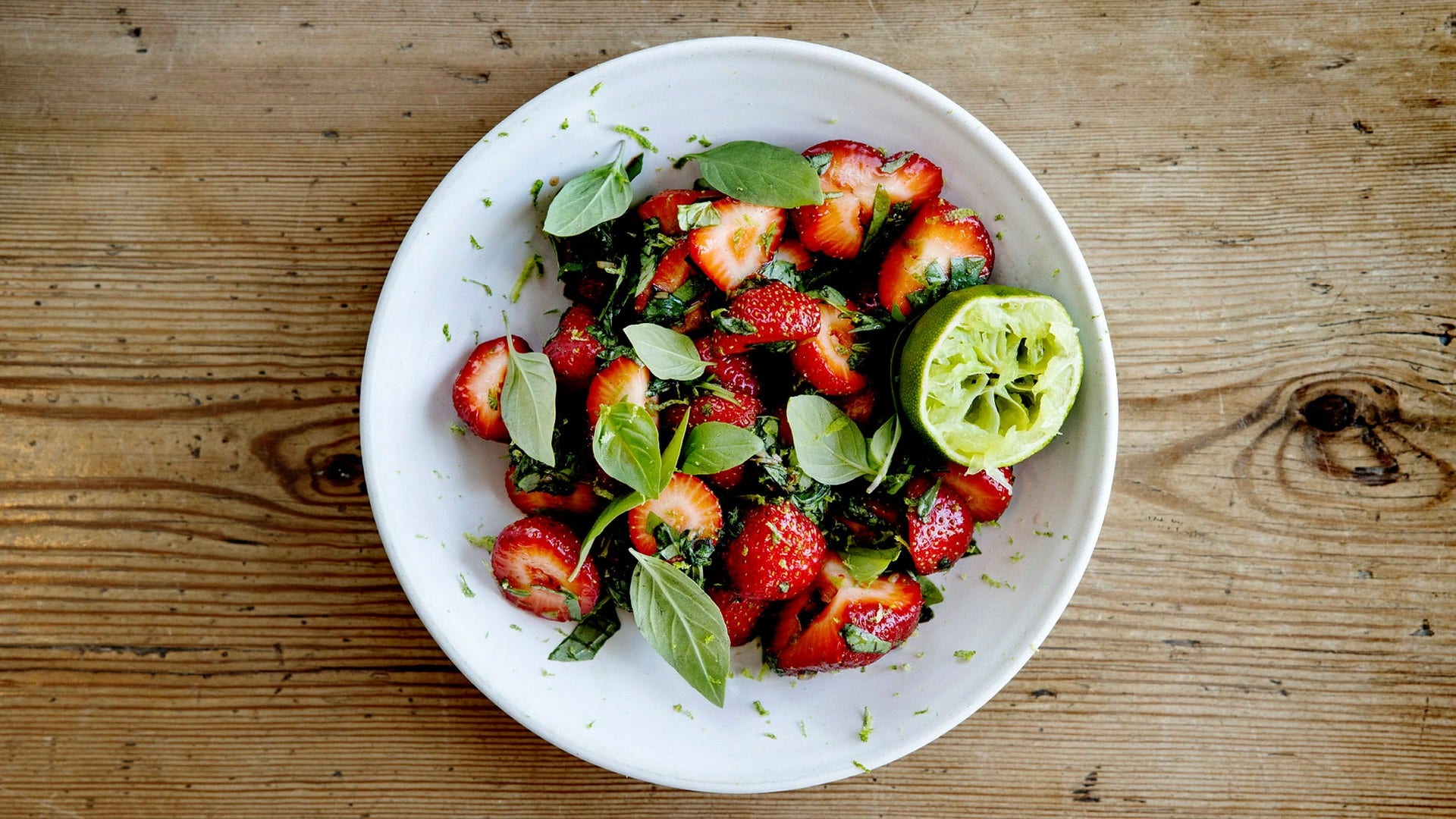 Recept: Jordgubbar med thaibasilika, farinsocker och lime - DN.se