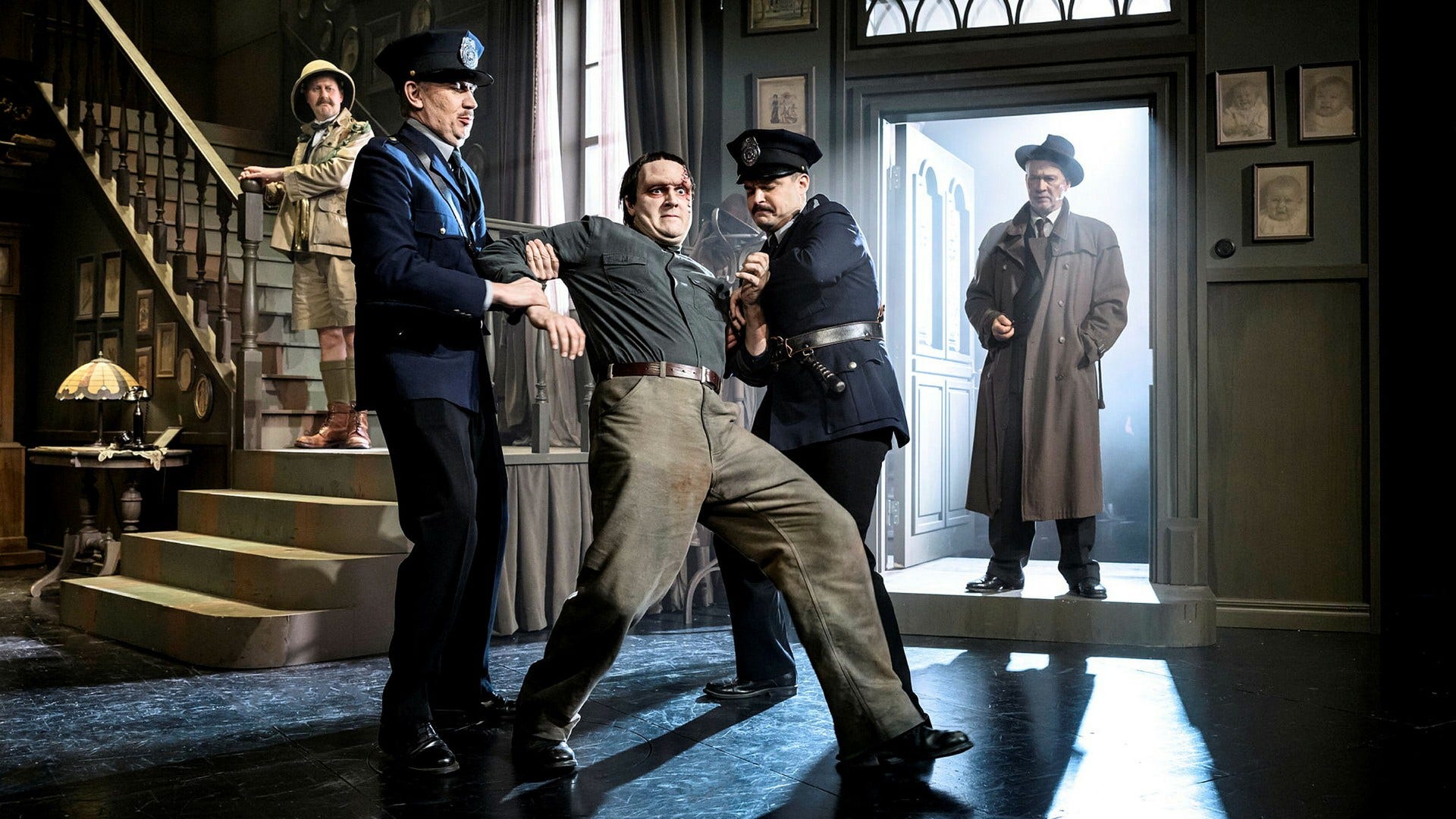 Recension: ”Arsenik och gamla spetsar” är en klassisk fars - DN.se