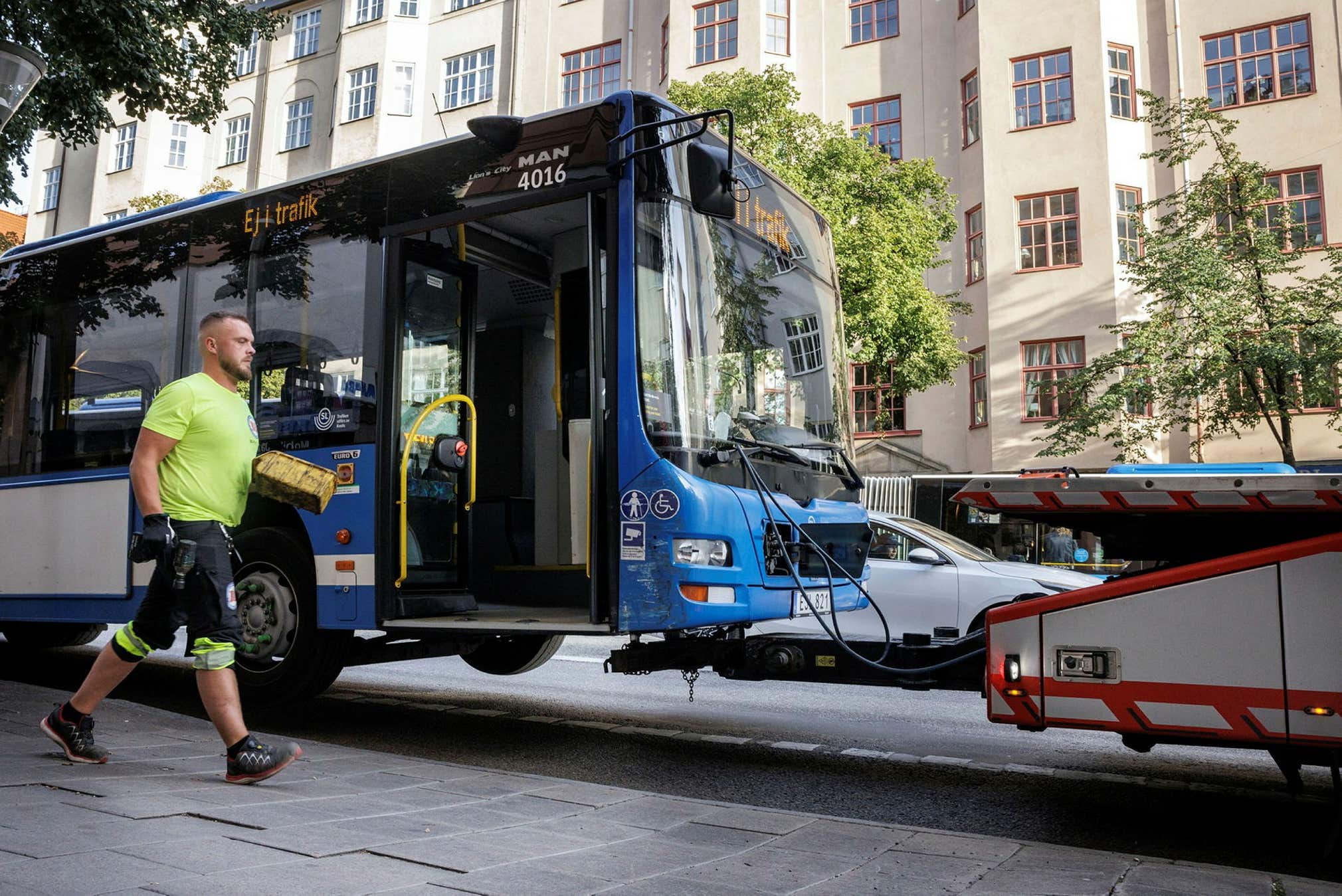 SL-buss och personbil i krock i centrala Stockholm - DN.se