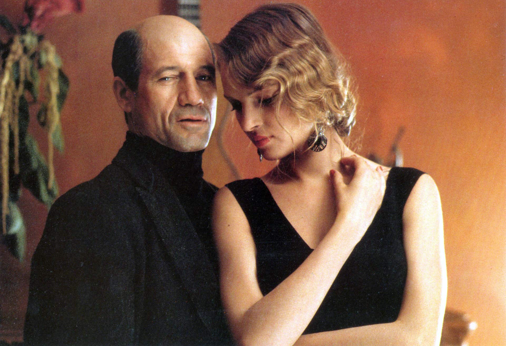 Recension: Glimrade debutroman om June Miller - DN.se