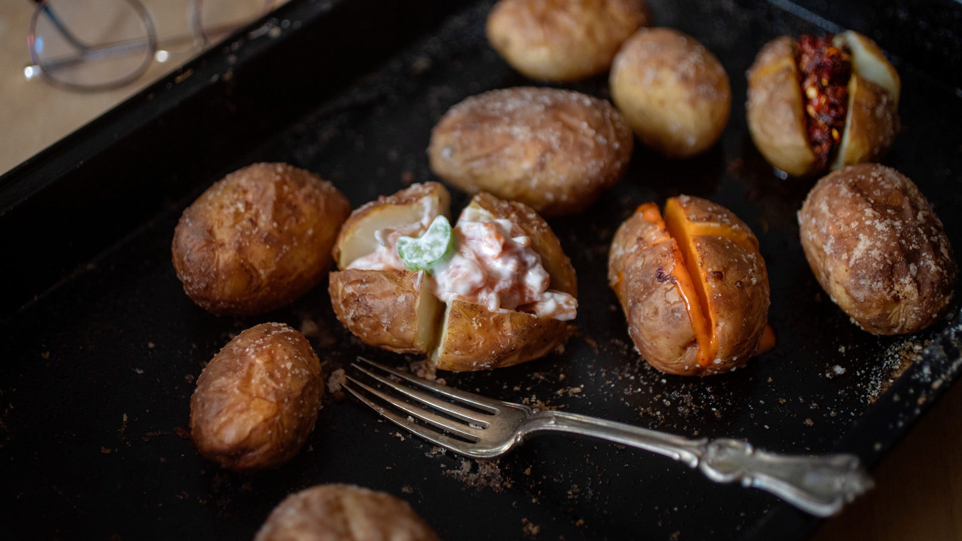 Recept: Långbakad småpotatis med valfri röra - DN.se