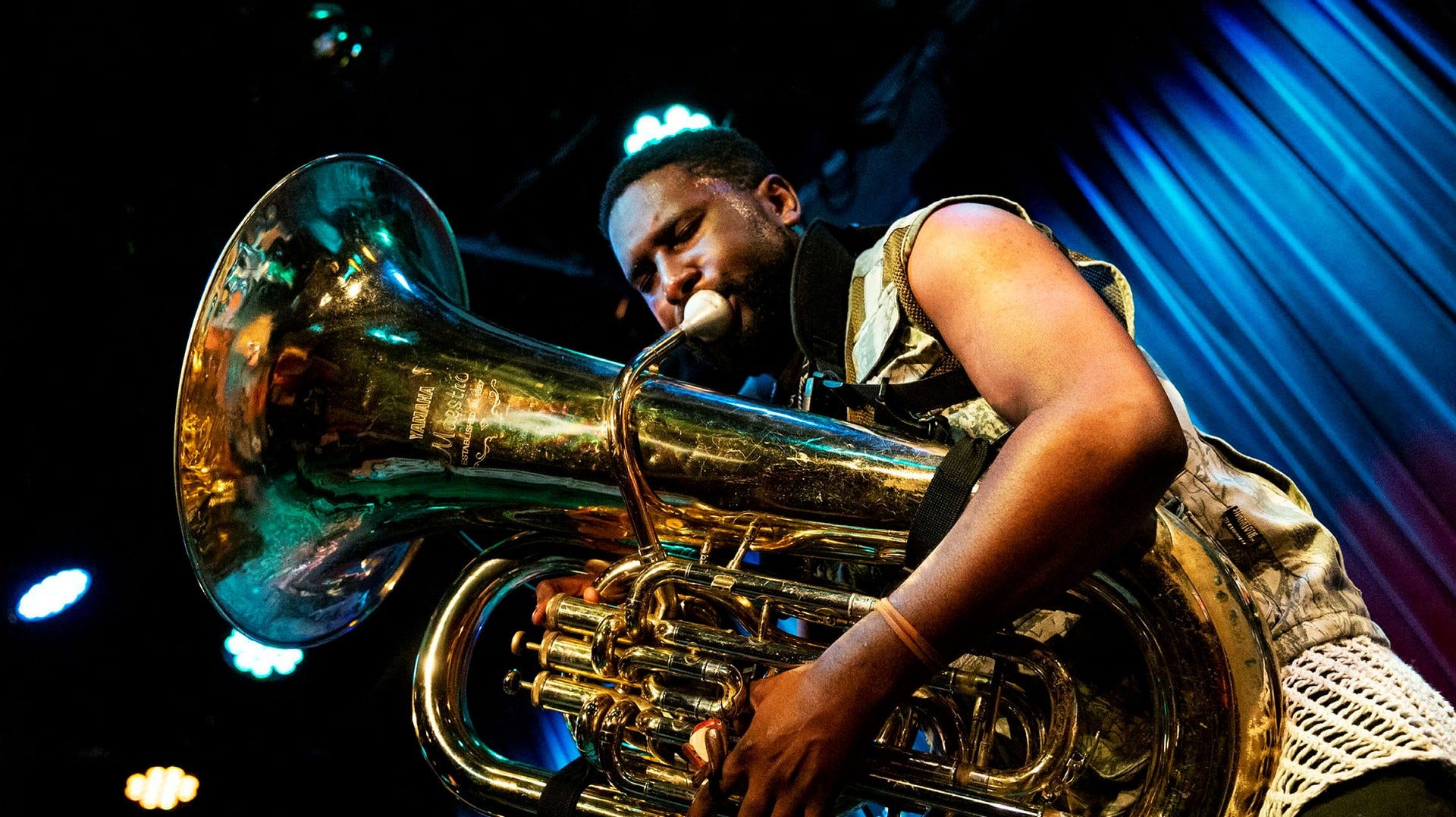 Theon Cross tuba tar språket på en rytmisk resa - DN.se