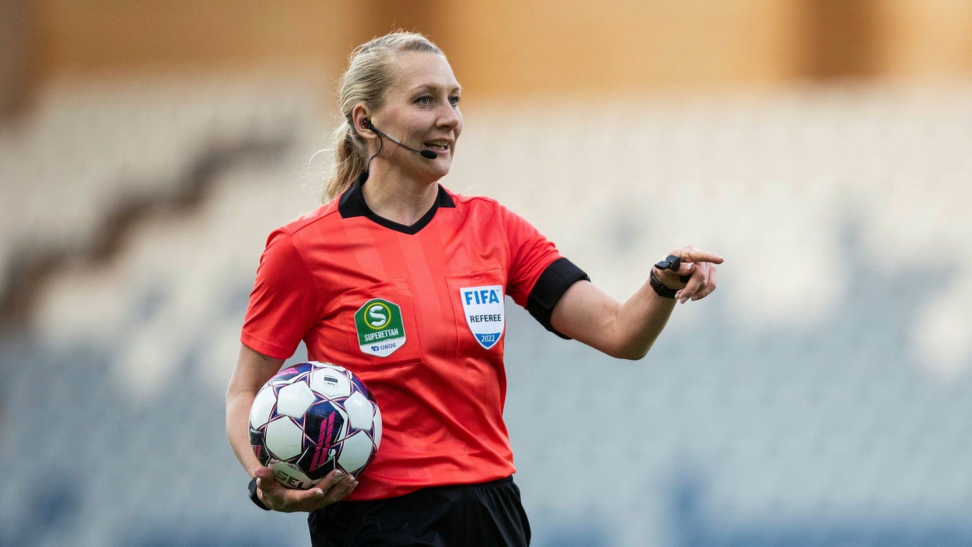 Fotbolls-EM söndag 10 juli: Tess Olofsson dömer första matchen - DN.se