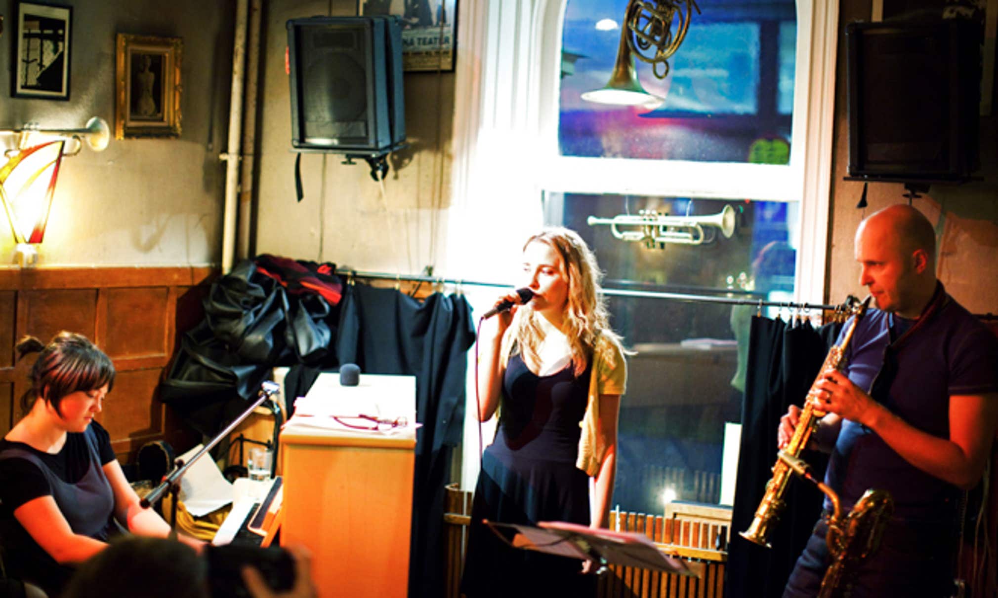 Jonas Knutsson & Mathilde ­Renault Duo på Glenn Miller Café, Stockholm ...