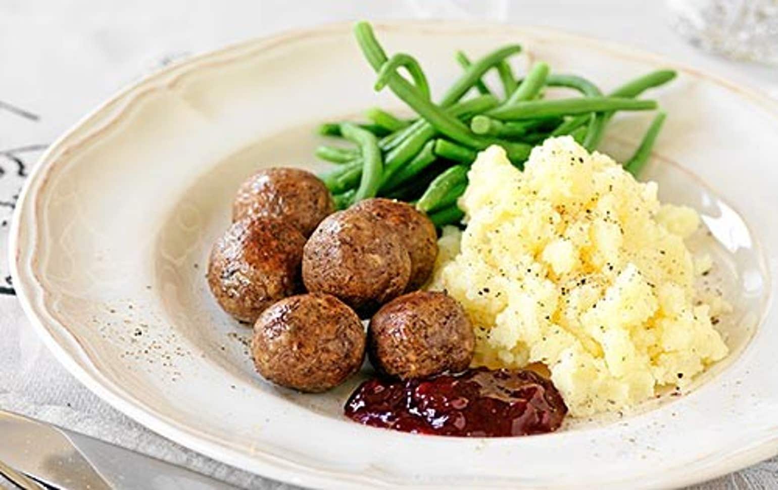 Nötbollar med potatisstomp och lingonsylt - DN.SE