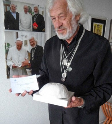 Påvens kalott säljs på auktion - DN.se