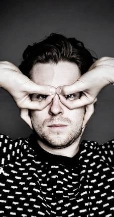 Sverrir Gudnasson spelar Leo Morgan i filmatiseringen av Klas ...