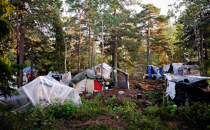 Polisen anmäler sig själv efter brand i tältläger - DN.se