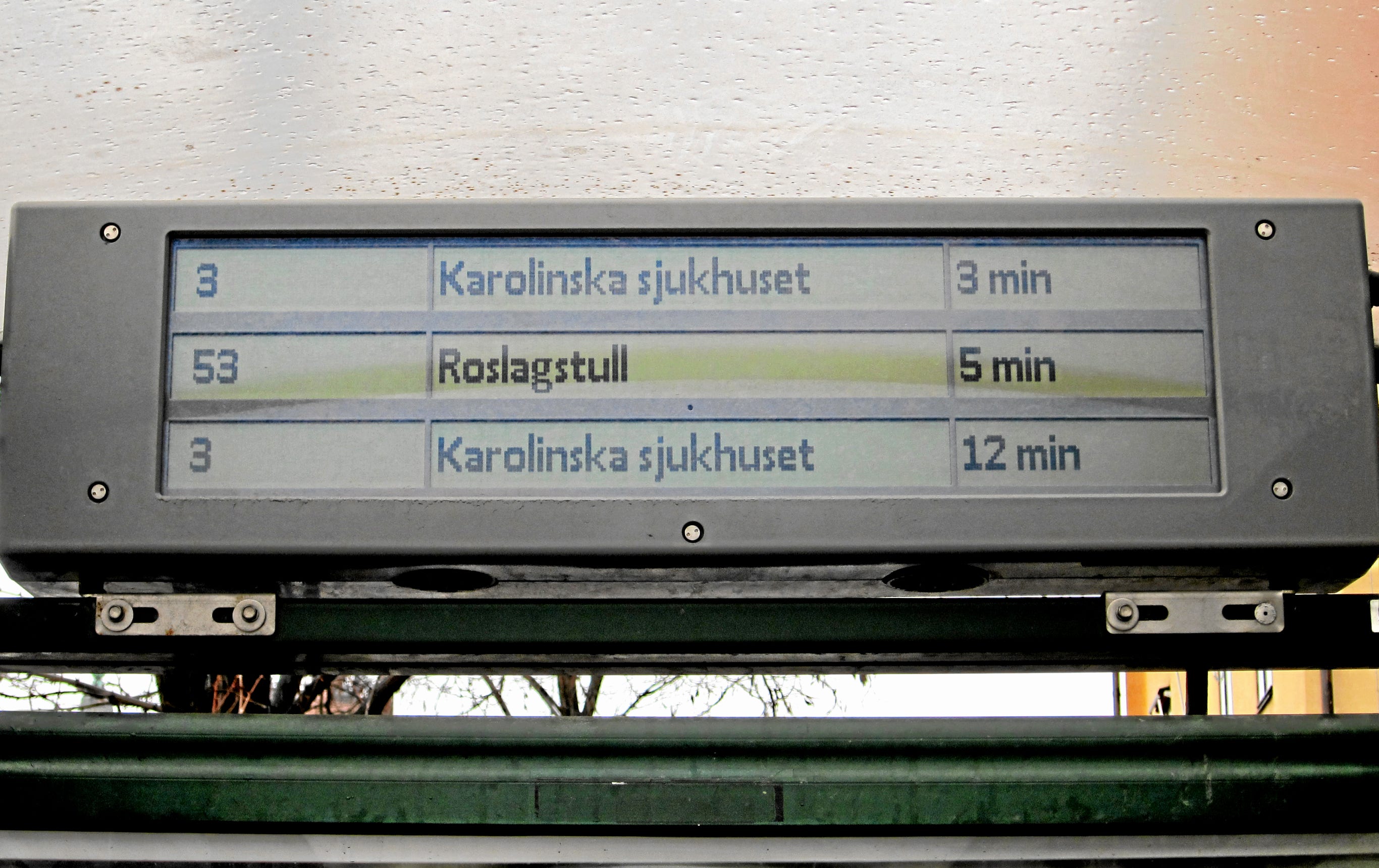 Varför har SL bytt till mer svårlästa skyltar? - DN.se