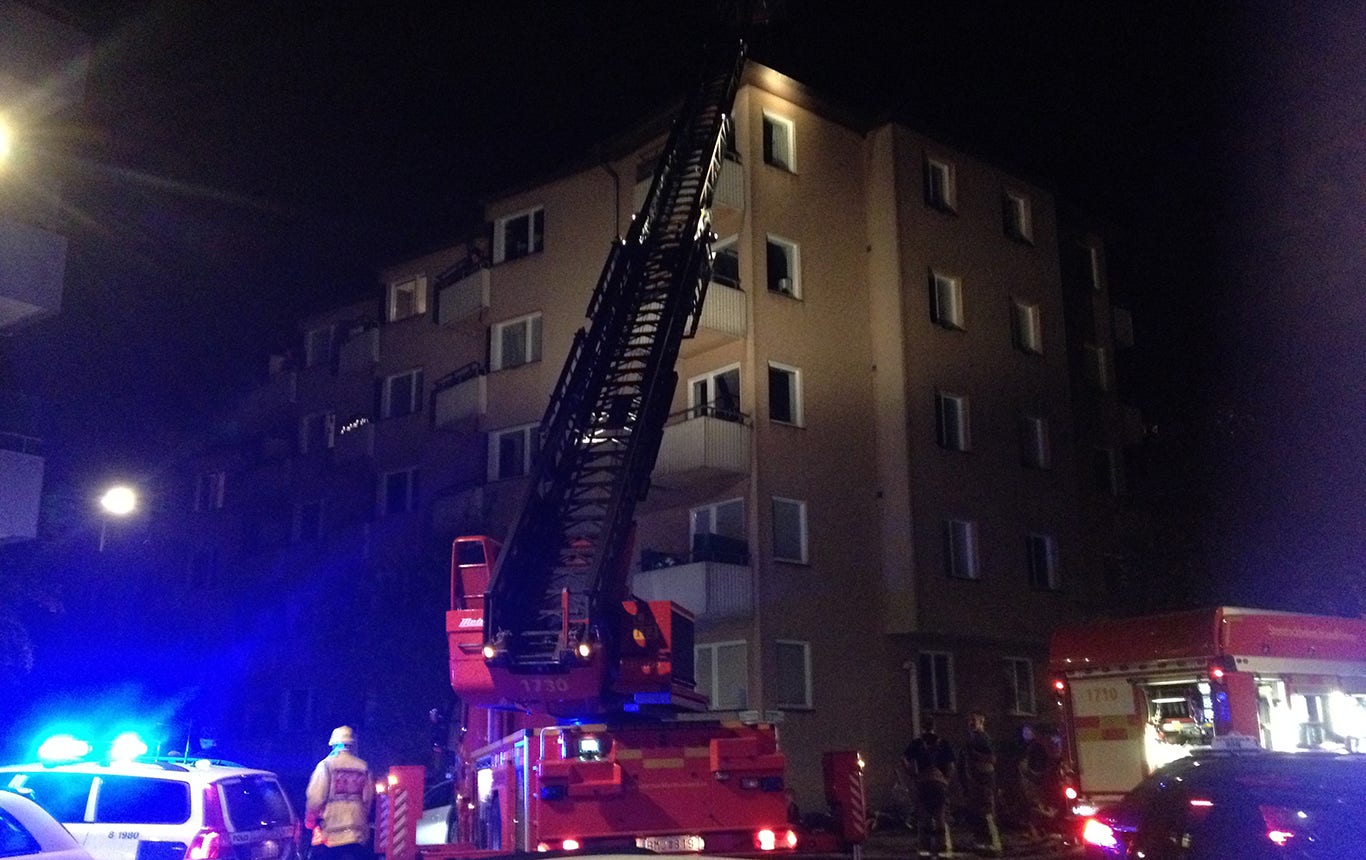 Stort pådrag vid vindsbrand på Lilla Essingen - DN.se