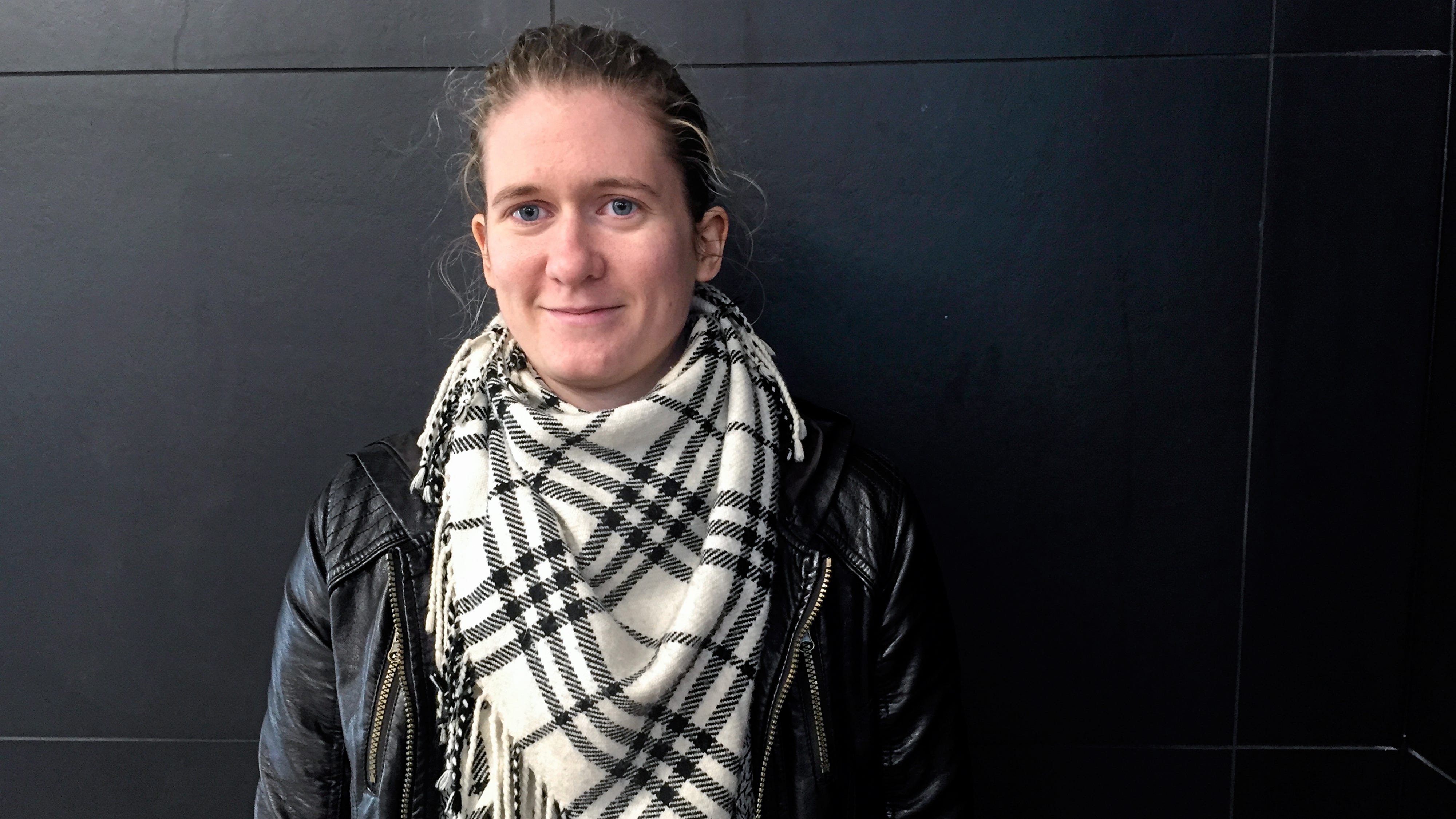 Julia Greek fick gesällbrev i finsnickeri: Med händer känsliga för trä ...