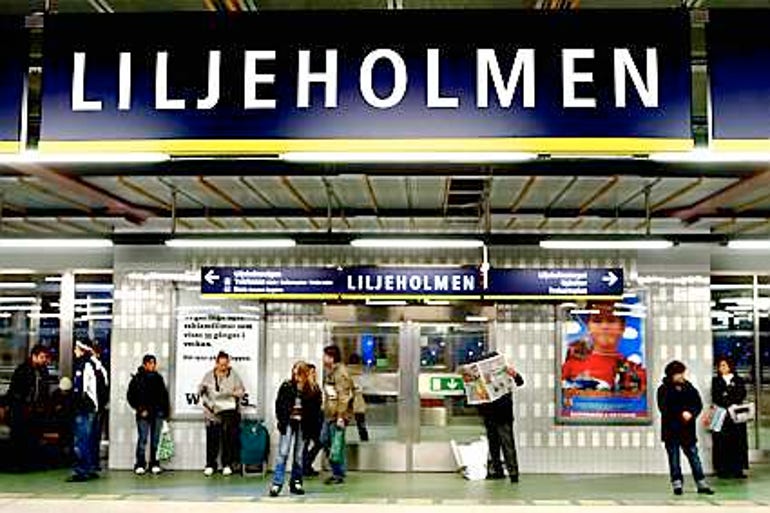 SL:s skyltar i t-banan gör reklam för Connex - DN.se