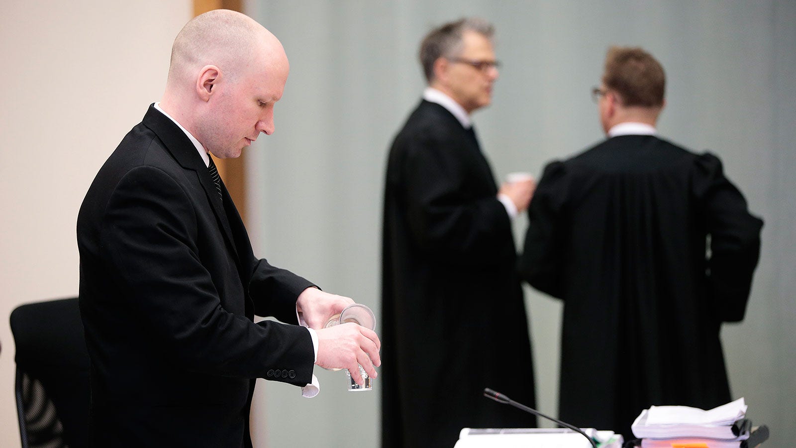 Läkare ser inga tecken på isoleringsskador hos Anders Behring Breivik - DN.se