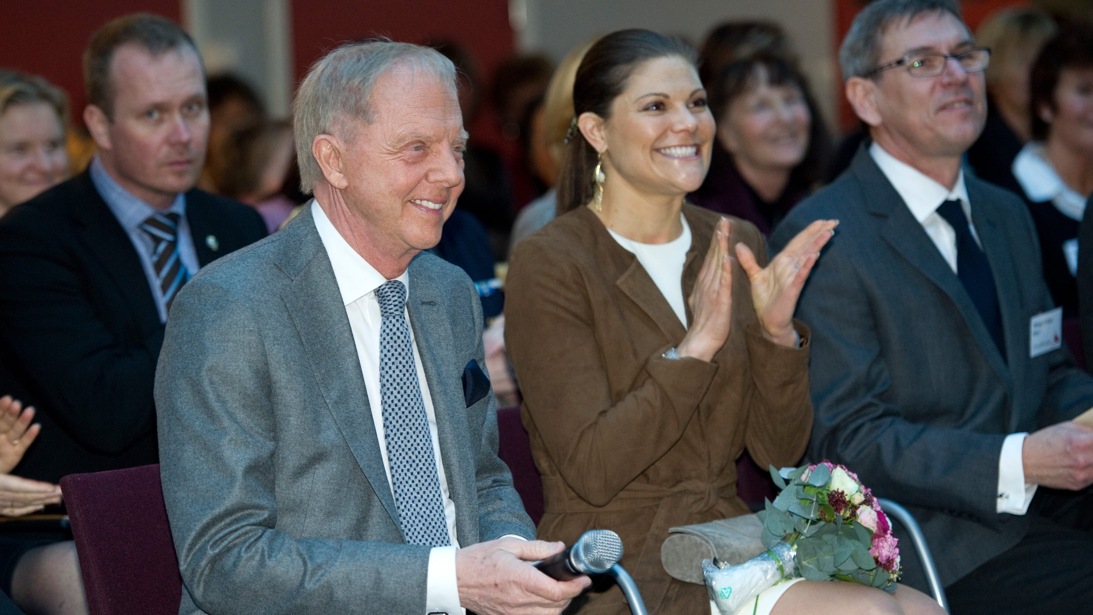 Mångmiljardären Bertil Hult undviker skatt via brevlådeföretag - DN.se