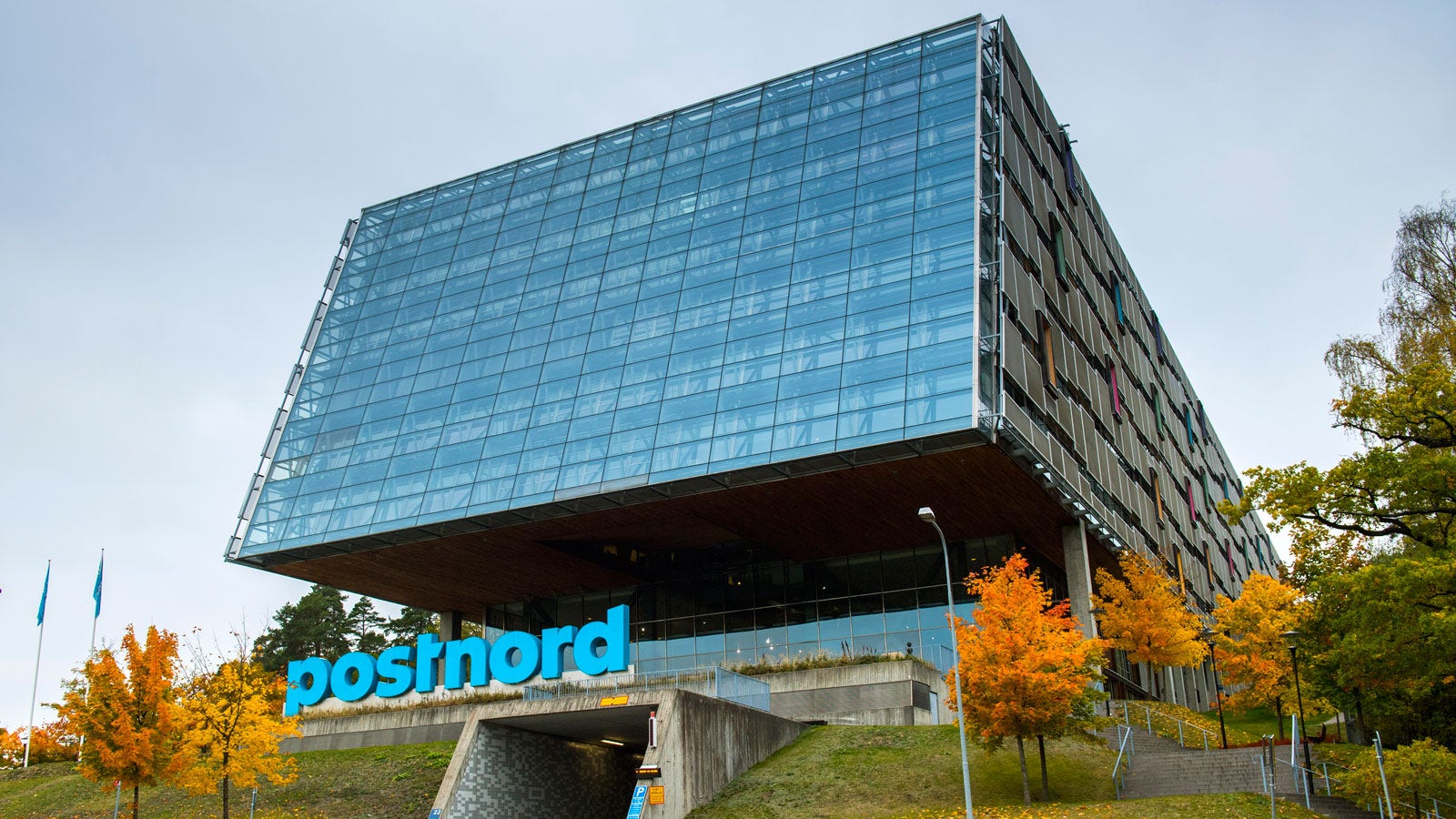 Postnord vill helt lämna Arken, bolagets huvudkontor i Solna. - DN.se