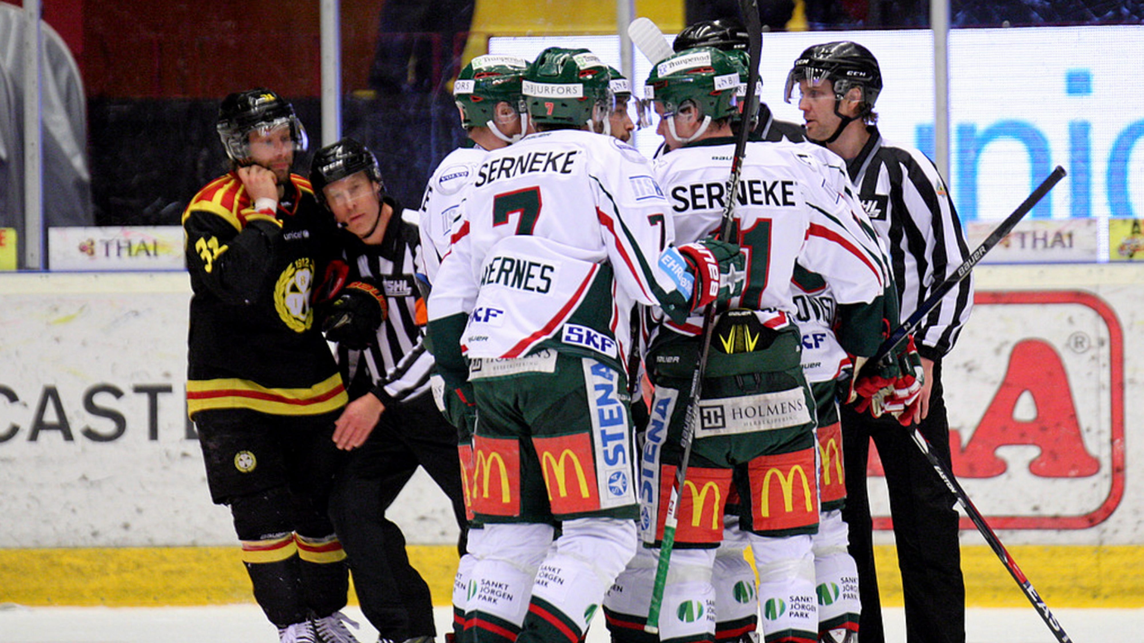 Casey Wellman bakom Frölundas kvittering mot Brynäs i SHL-semifinalen ...