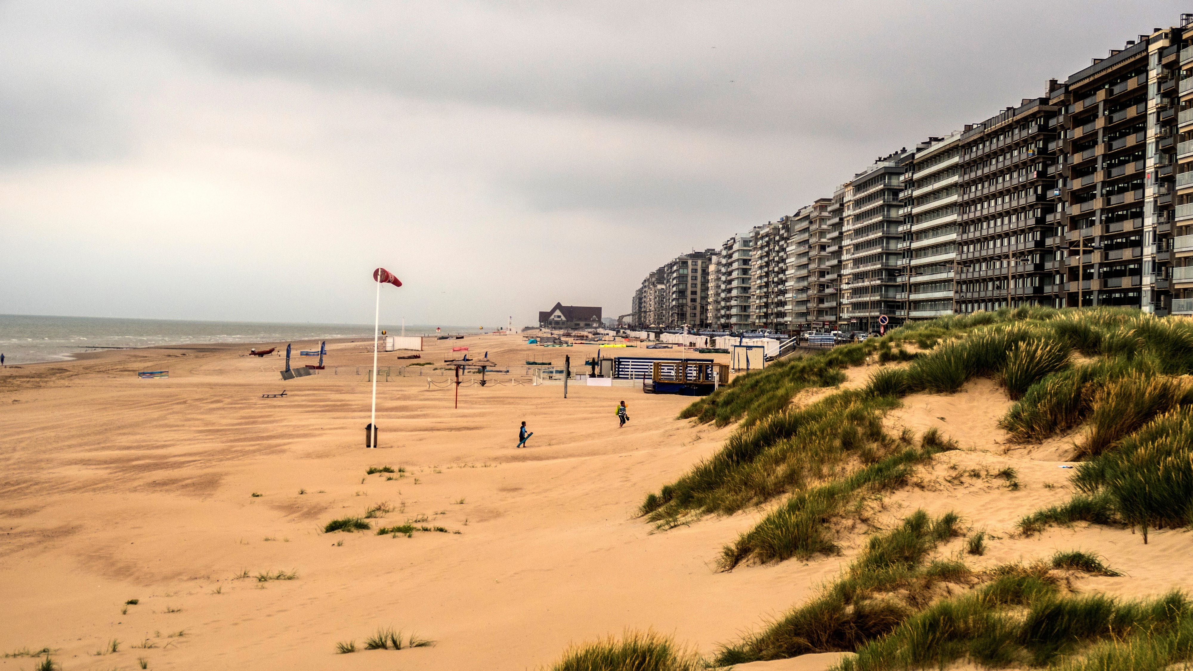 Den belgiska kusten bjuder på långa, breda sandstränder och ett flackt ...