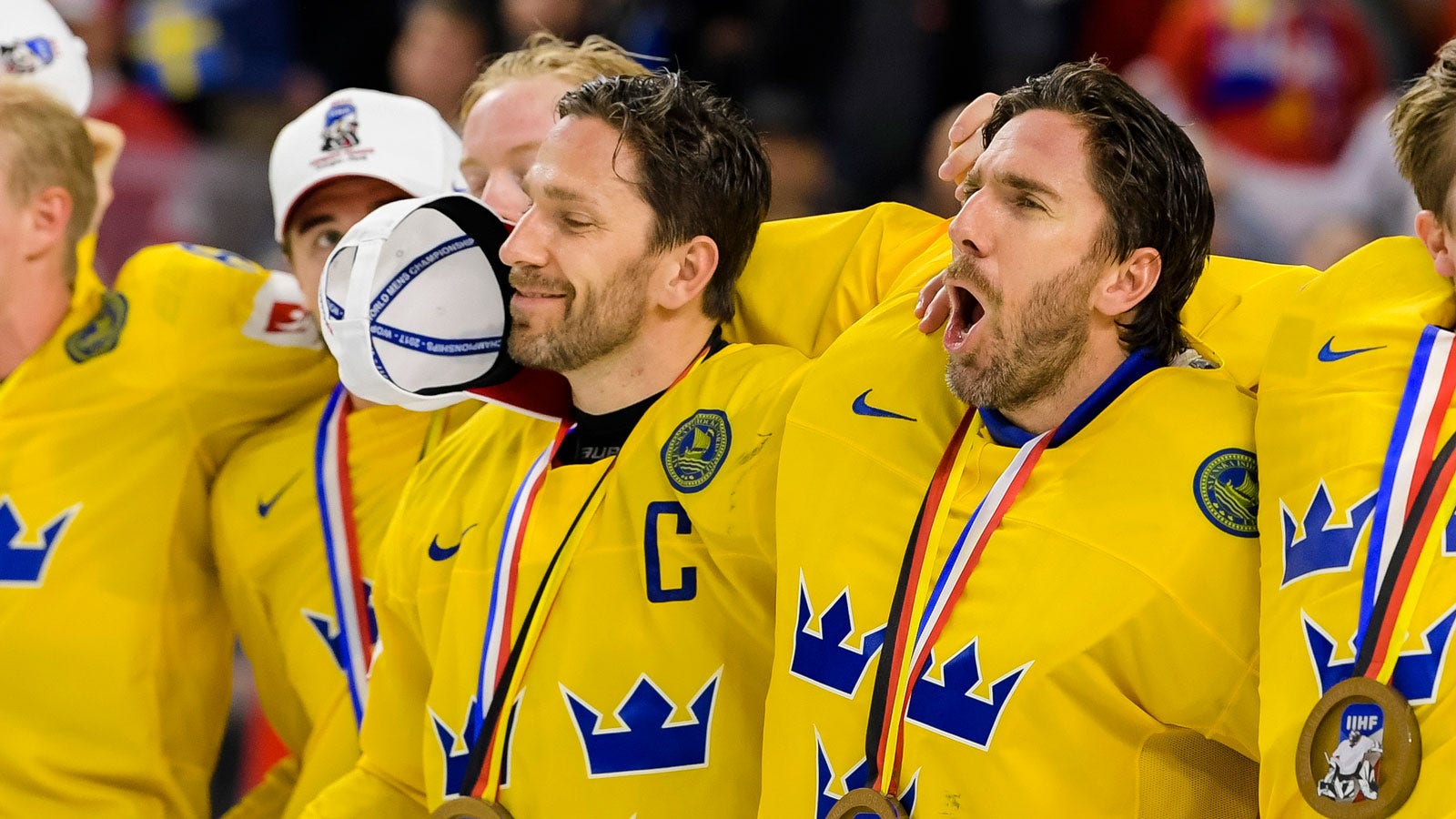 Henrik Lundqvist lycklig efter VM-guldet med Tre Kronor och tvillingbrodern Joel – men spelade ...