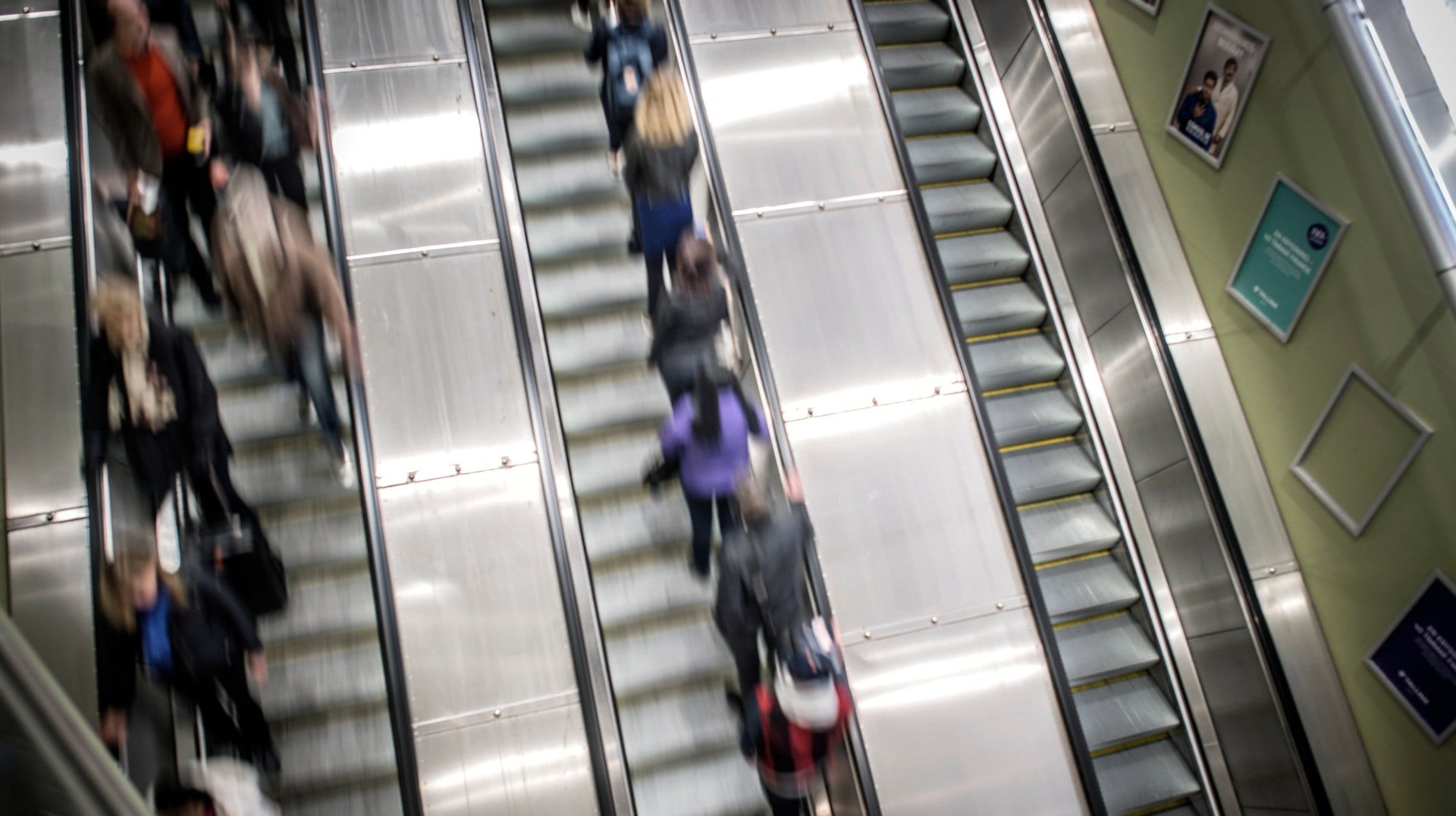 Arbetare transporterade metallrör i rulltrappa under rusningstid - DN.se