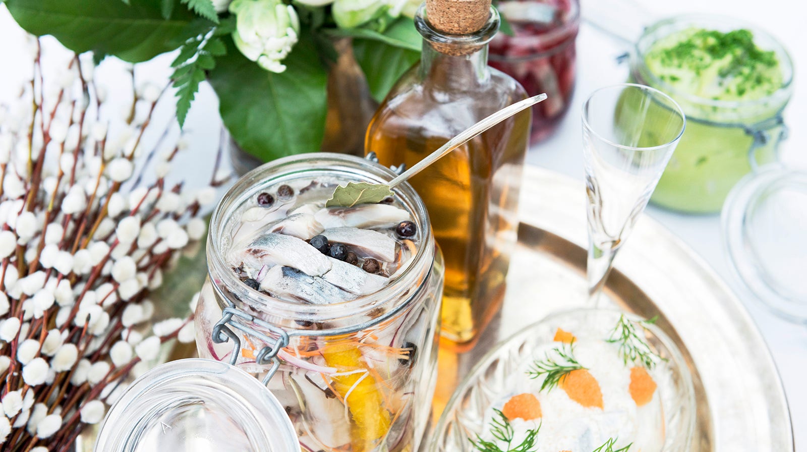 Recept: Inlagd sill med citron, enbär och gin - DN.se