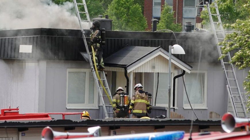 Fullt utvecklad brand i radhuslänga i Salem - DN.se