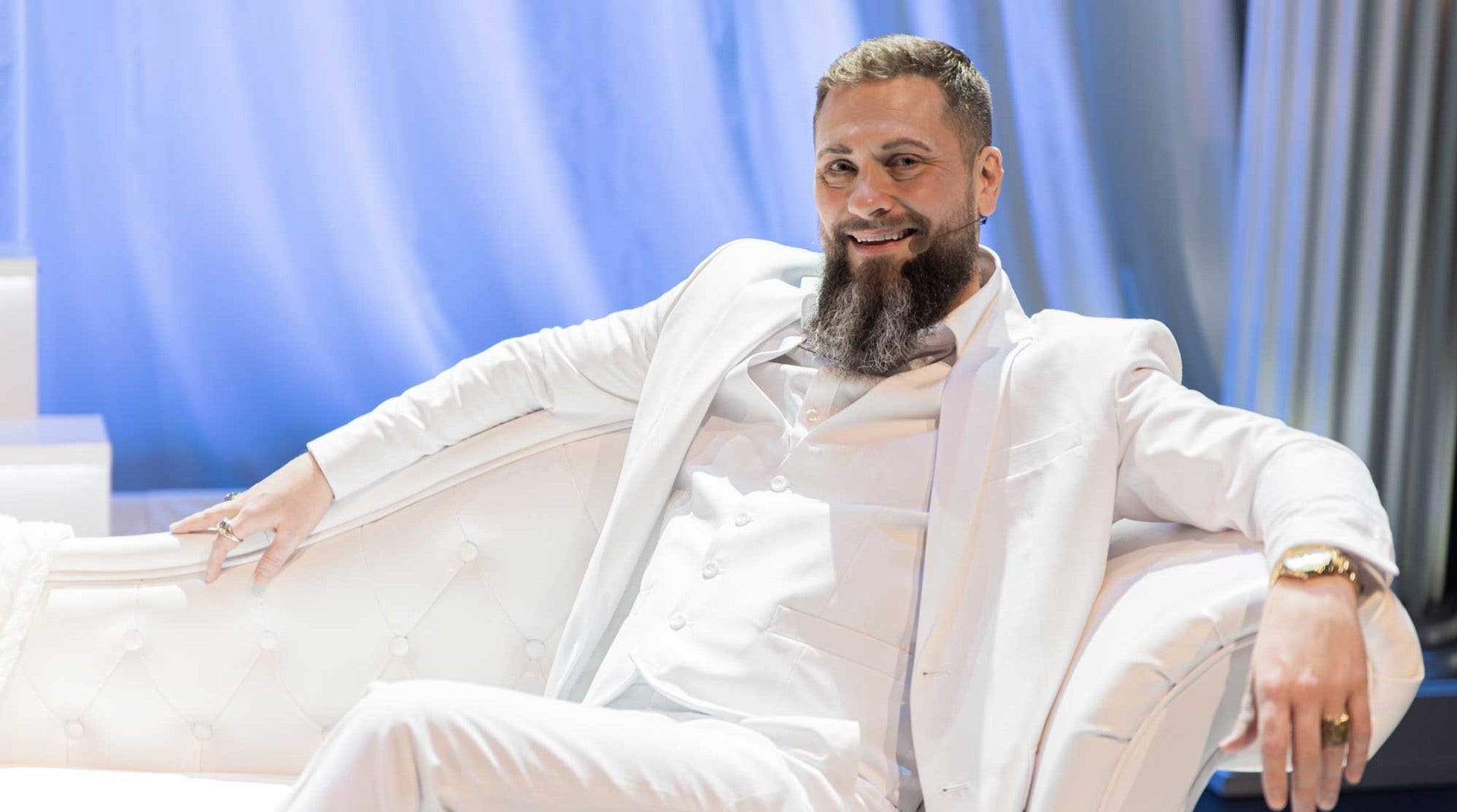 Magnus Betnér är helt bekväm i rollen som narcissistisk Gud - DN.se