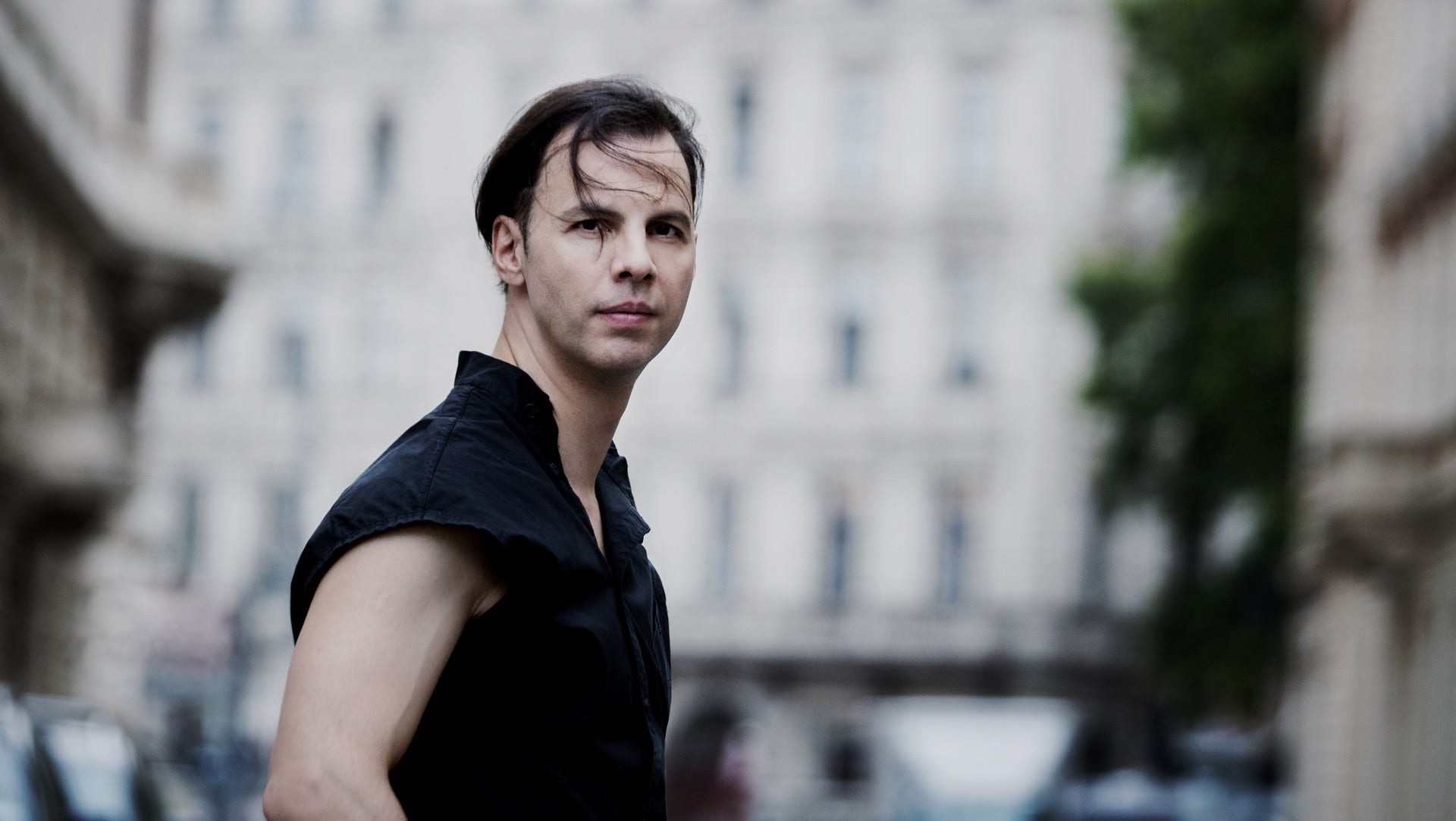 Recension: Teodor Currentzis öppnar falluckor hos Beethoven - DN.se