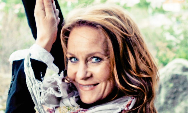 Skådespelare visar sig utan mask i tv - DN.SE