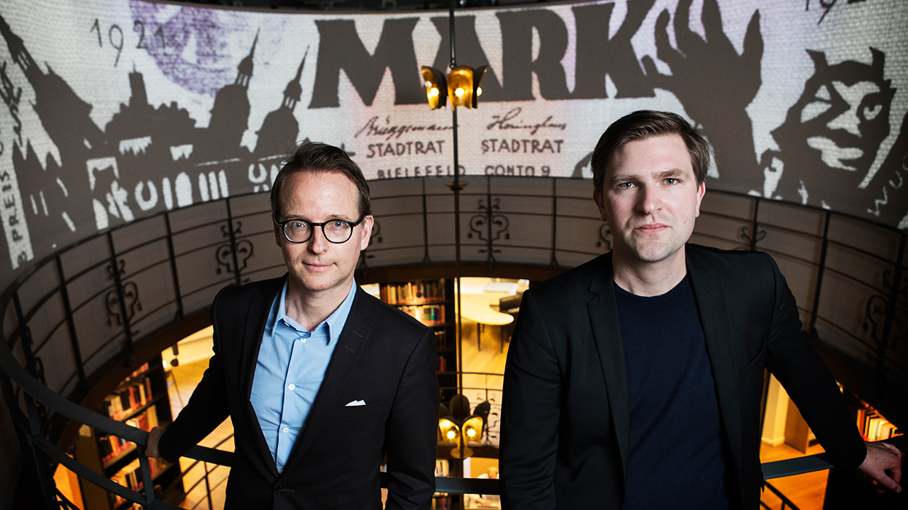 Handelshögskolans rektor Lars Strannegård och eleven Isak Nilsson ...