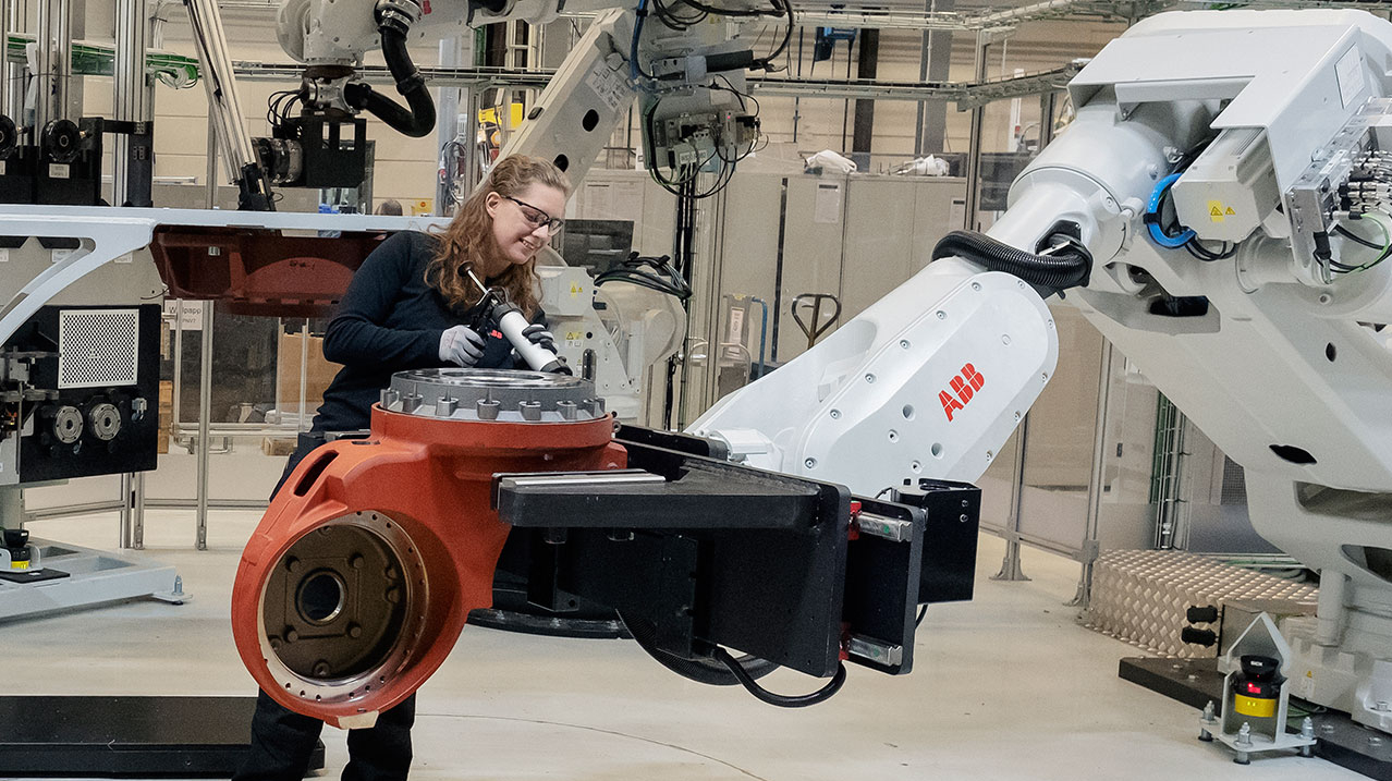 Robot och människa i samarbete på ABB