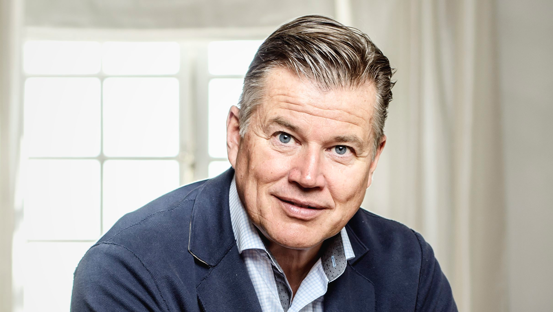 Per Taube bor i brandhärjade ambassadshuset: "Klart det är jobbigt"