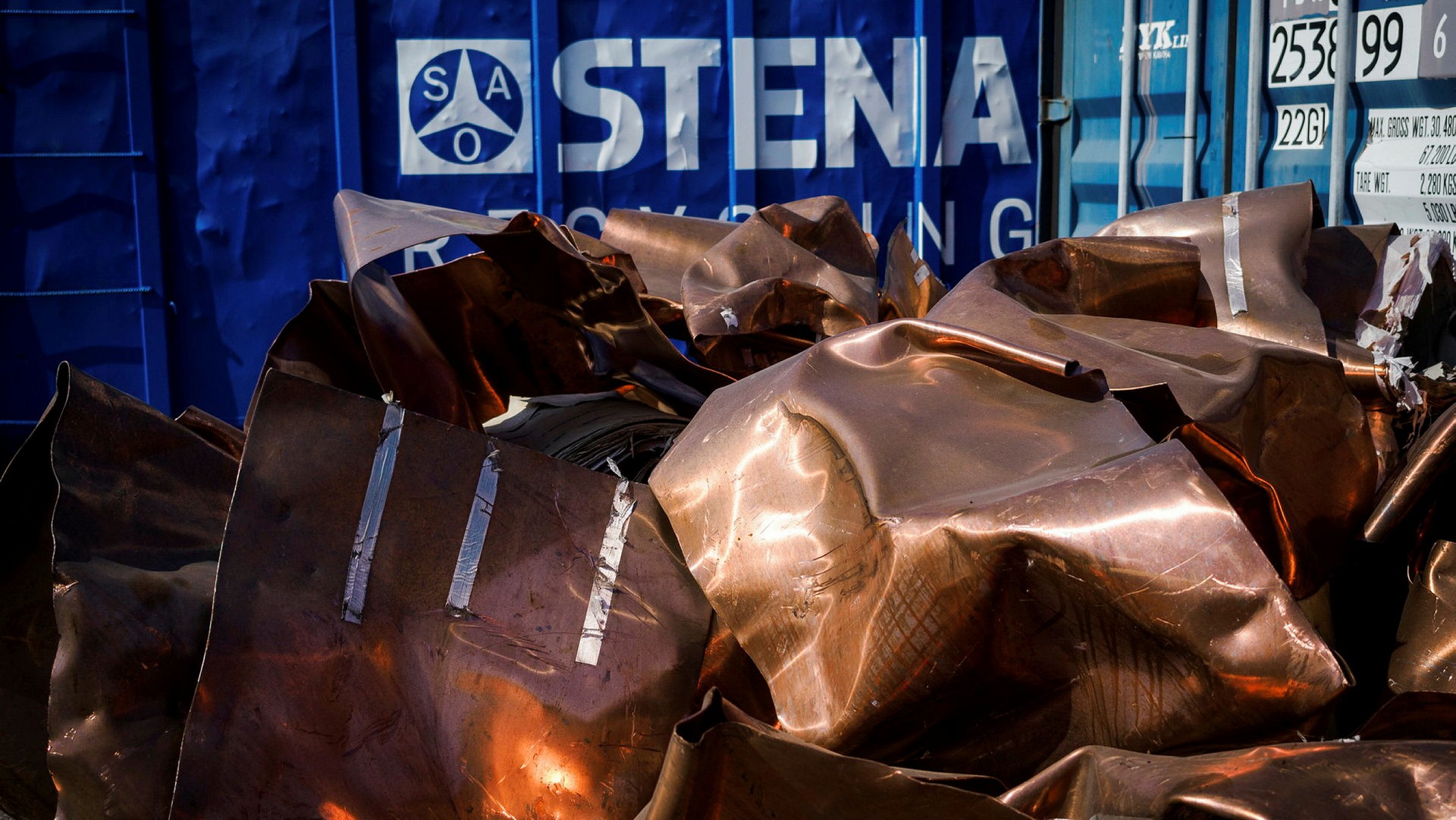 Skänker bort alla sina aktier i mångmiljardkoncernen