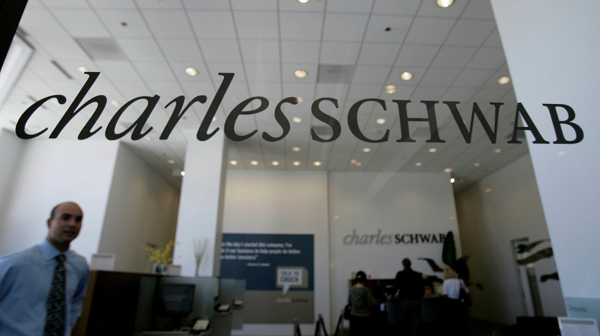 Charles Schwab faller efter reksänkning från Morgan Stanley