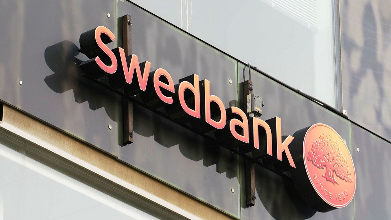 SEB spår pengaregn från Swedbank när våt filt försvinner