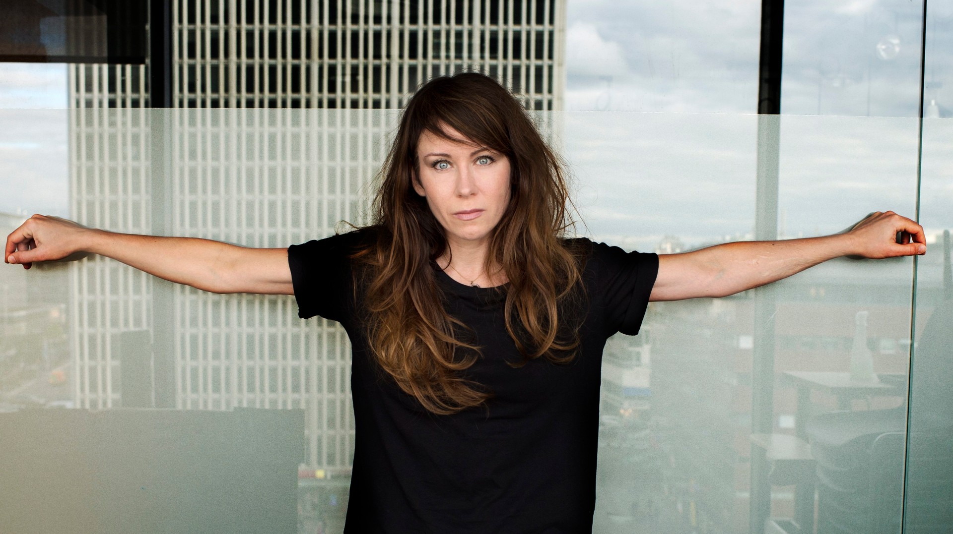 Makthavare genomgår gynundersökning i Anna Odells nya film