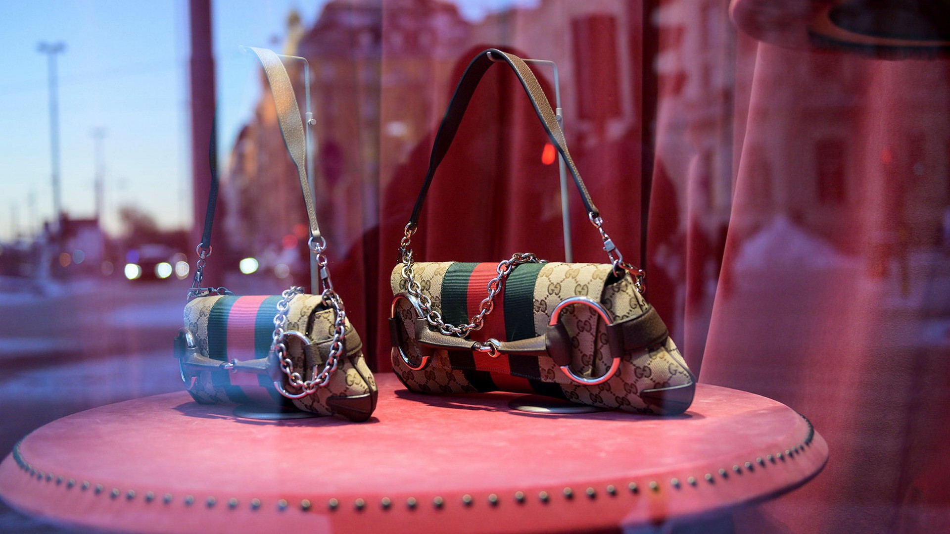 Lyxbutikerna fortsätter ta emot kontanter efter NK-stopp