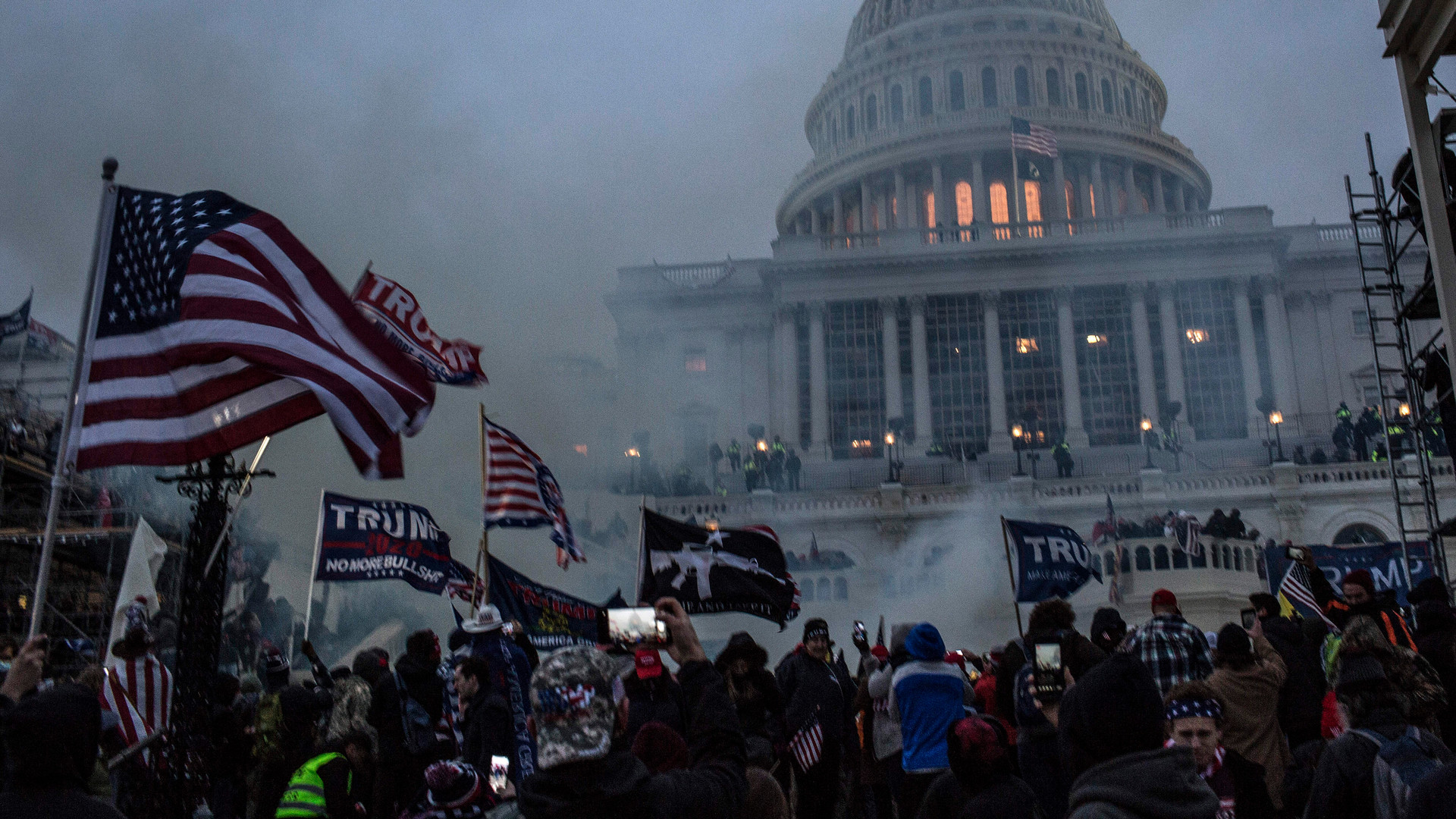 Poliser var med och stormade kongressen – grips och tas ur tjänst