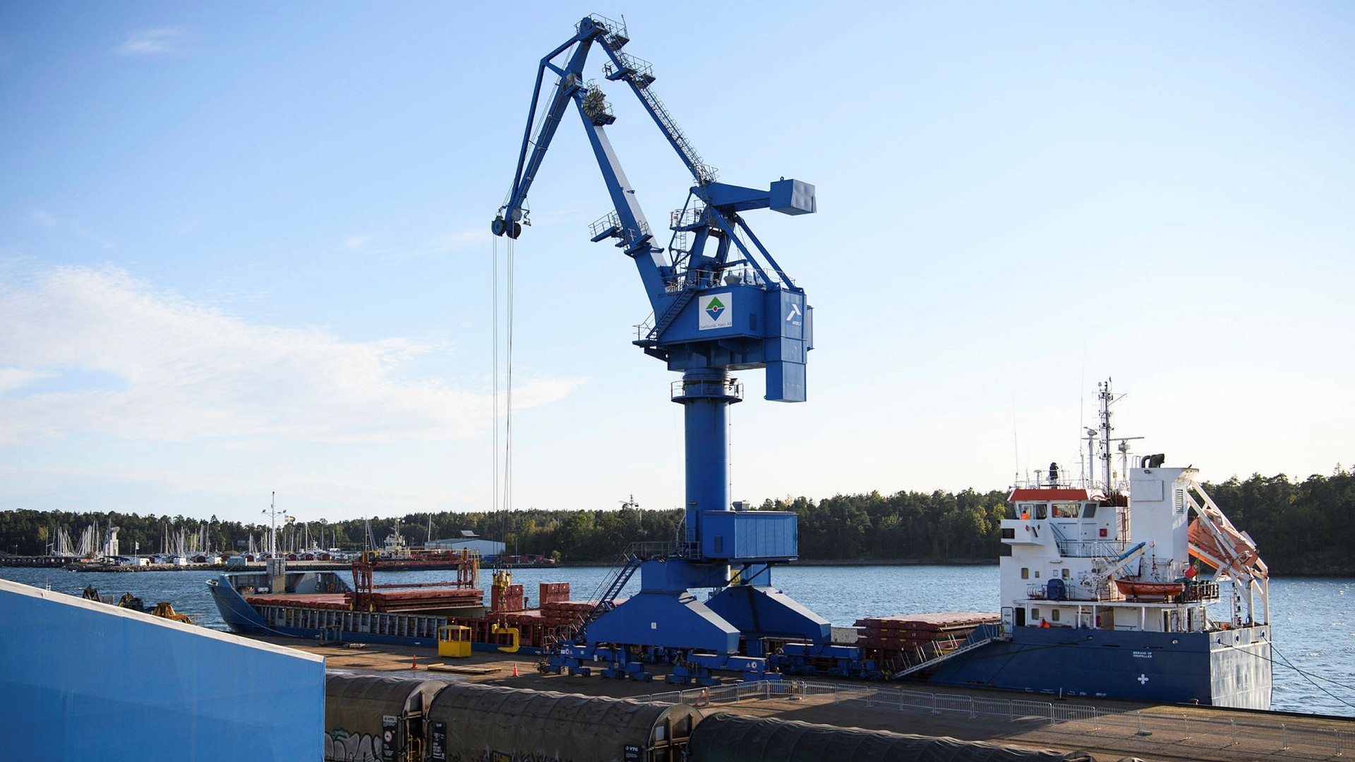 Kvinna överlevde fall på 17 meter från lyftkran i Oxelösund